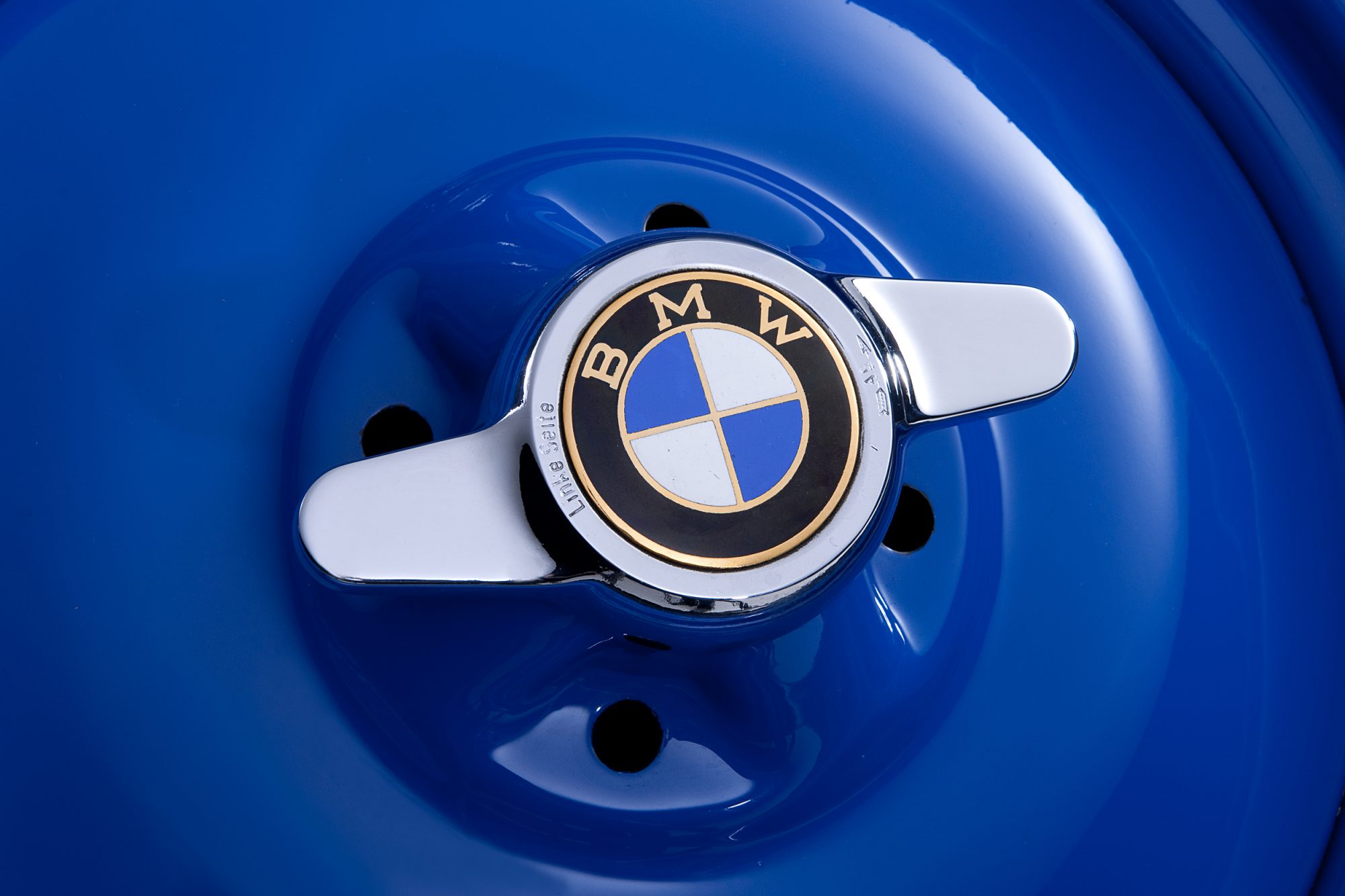 The Meaning Behind The BMW Logo, And How It Has Evolved ...